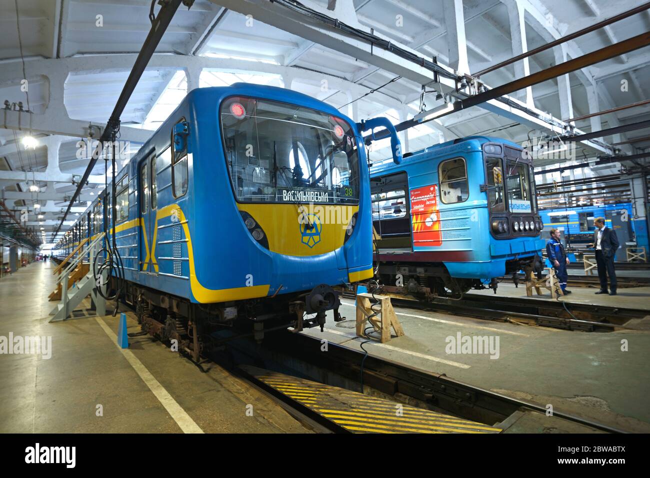 Dans le hall d'entretien : les trains de métro sont garés sur des puits ...