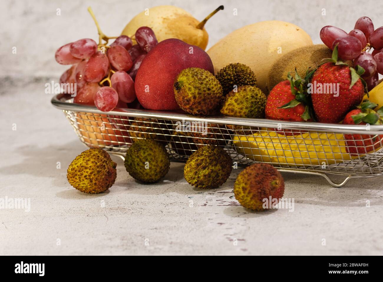 Fruits exotiques dans le panier Banque de photographies et d’images à ...