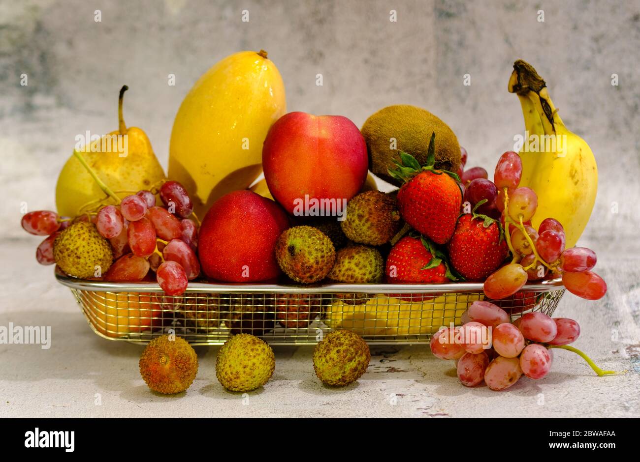 Fruits exotiques dans le panier Banque de photographies et d’images à ...