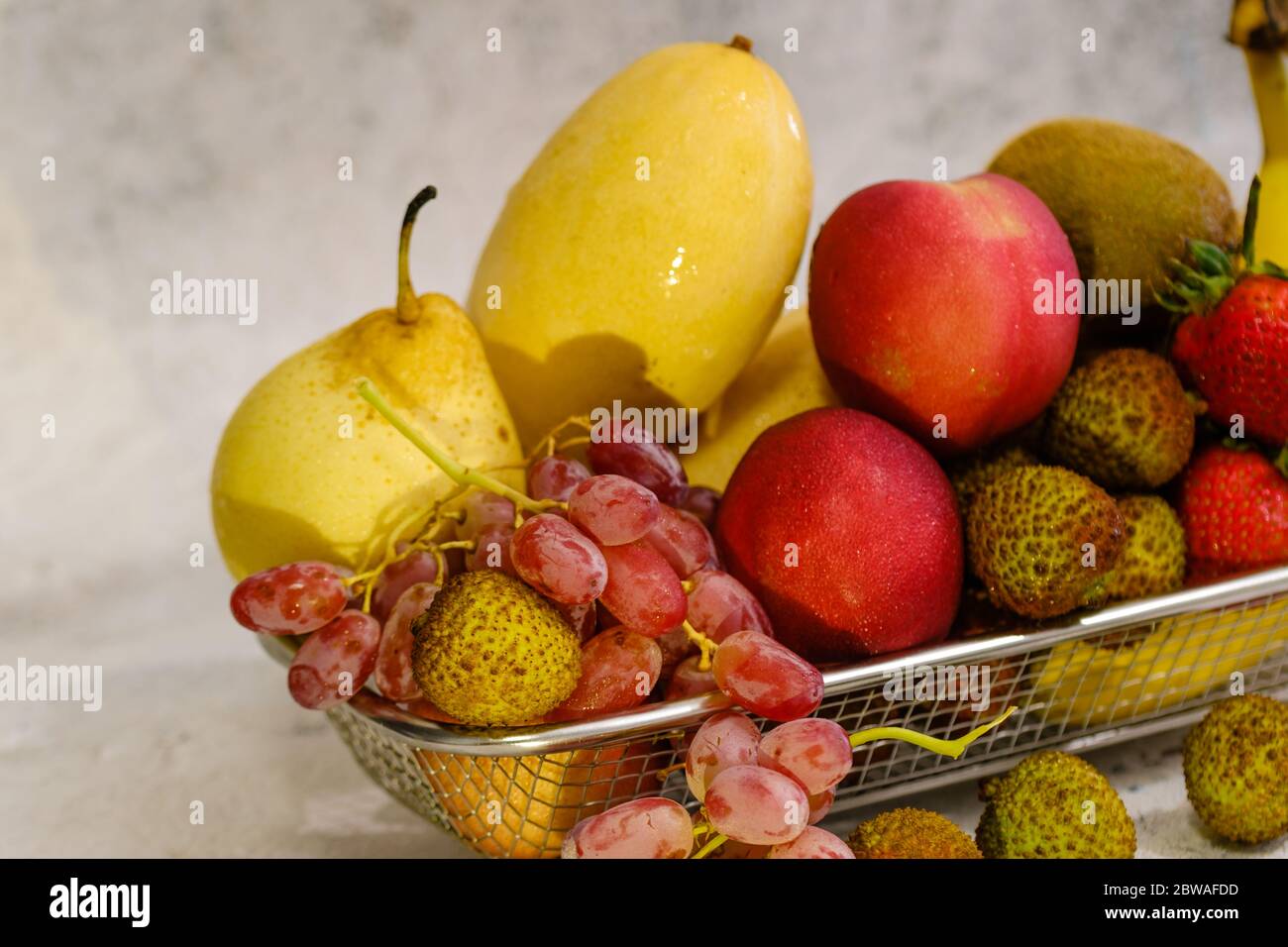 Fruits exotiques dans le panier Banque de photographies et d’images à ...