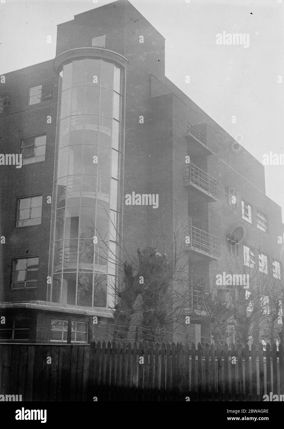 Immeuble ultra moderne Banque d'images noir et blanc - Alamy