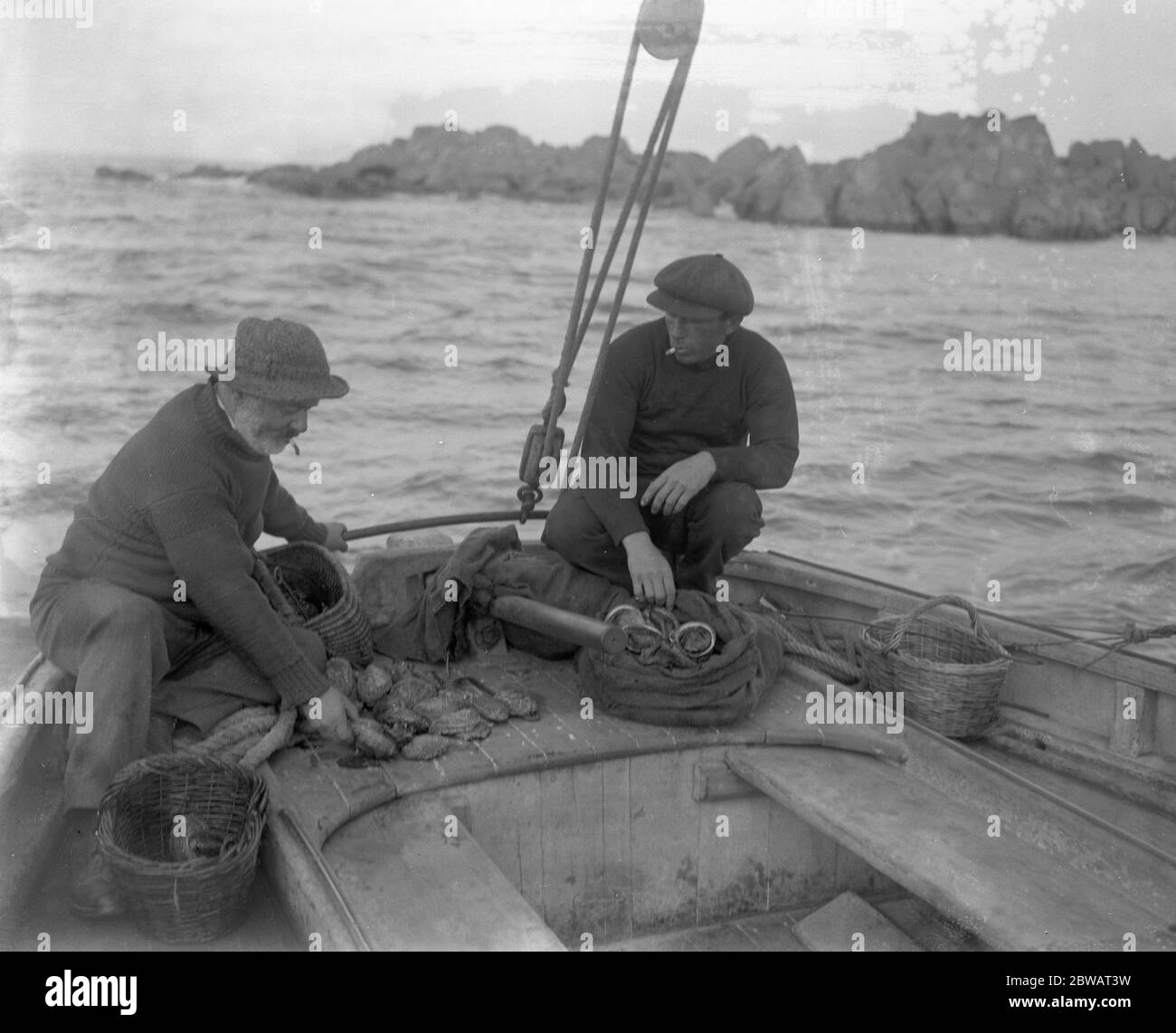 Ormering dans les îles Anglo-Normandes . Pêcheurs de pêche à l'ormeau ...