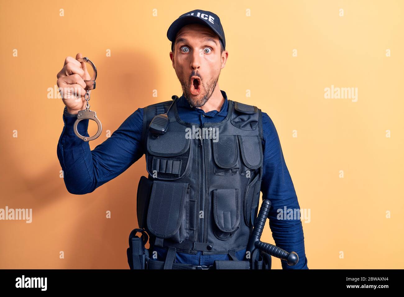 Gilet pare balles jaune Banque de photographies et d’images à haute ...