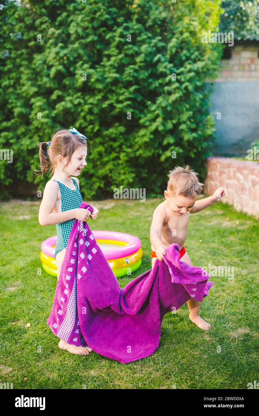 Les Enfants Du Caucase Sont Heureux De Jouer Enveloppés Dans Une