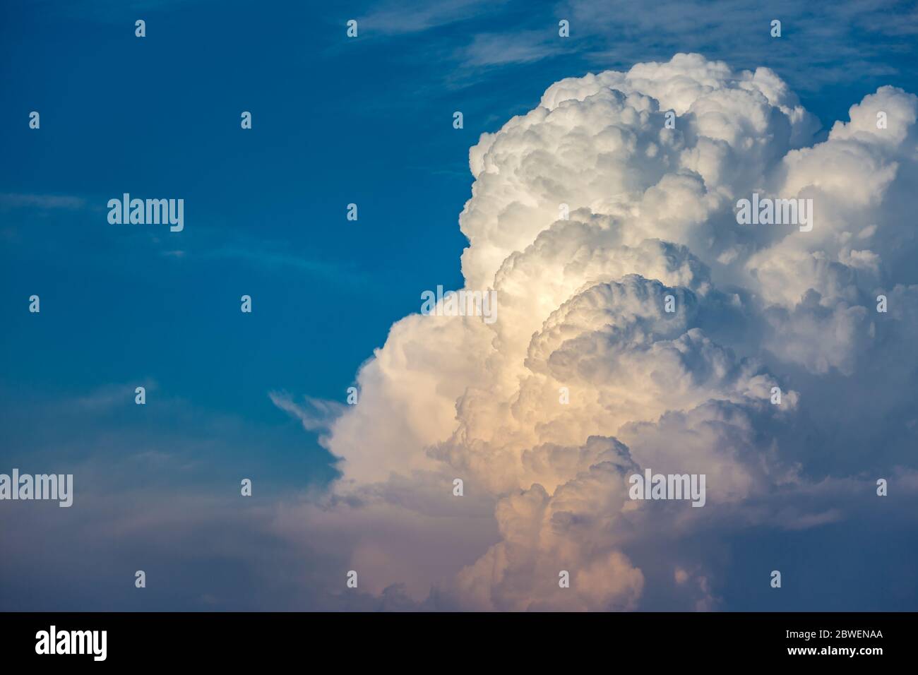 Nuage de haute altitude Banque de photographies et d’images à haute ...