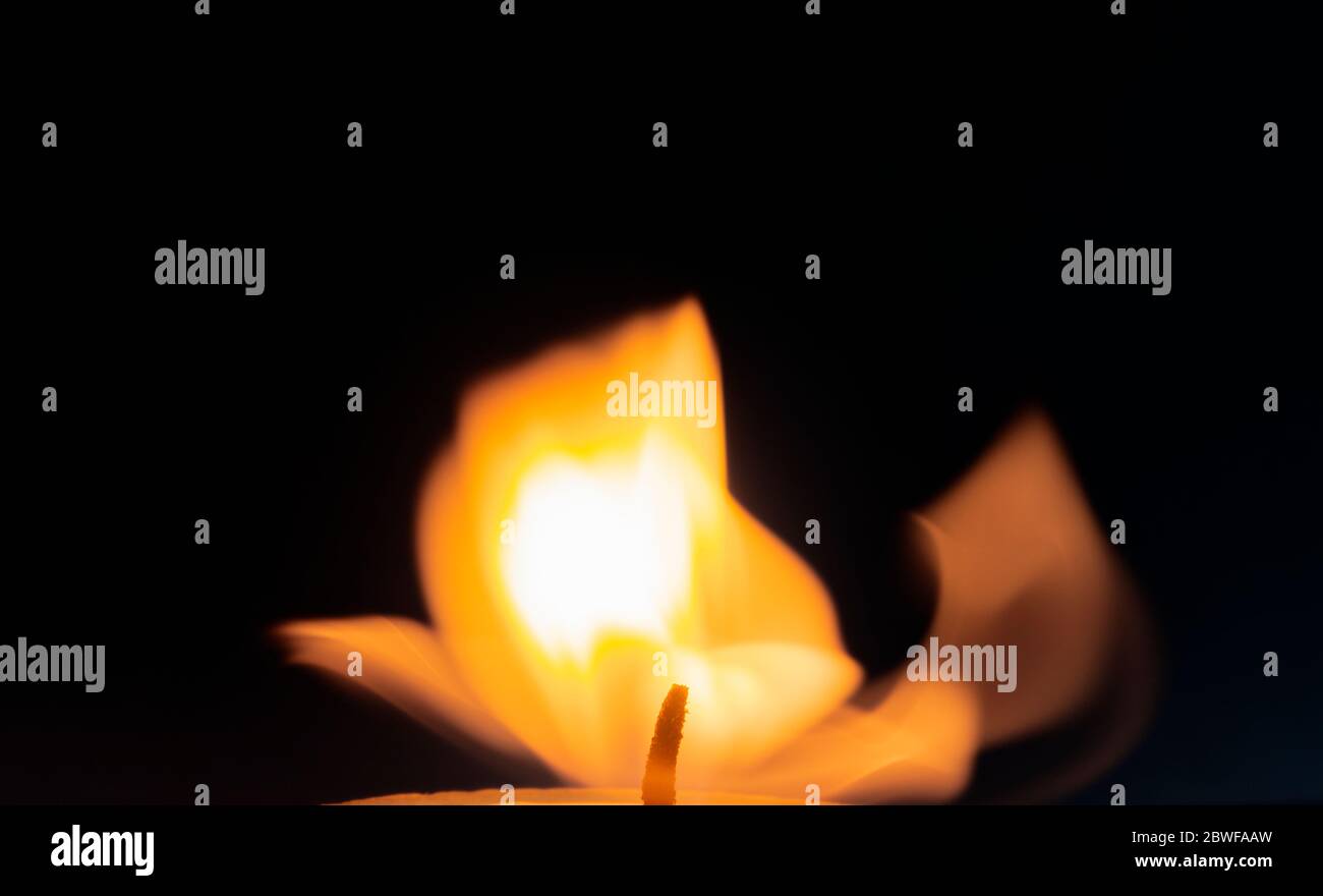 Flamme vacillante Banque de photographies et d’images à haute ...