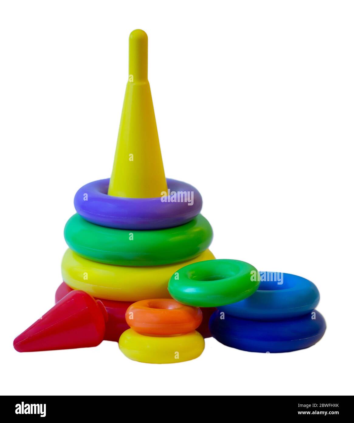 Pyramide des jouets en plastique pour enfants dans une grille d ...