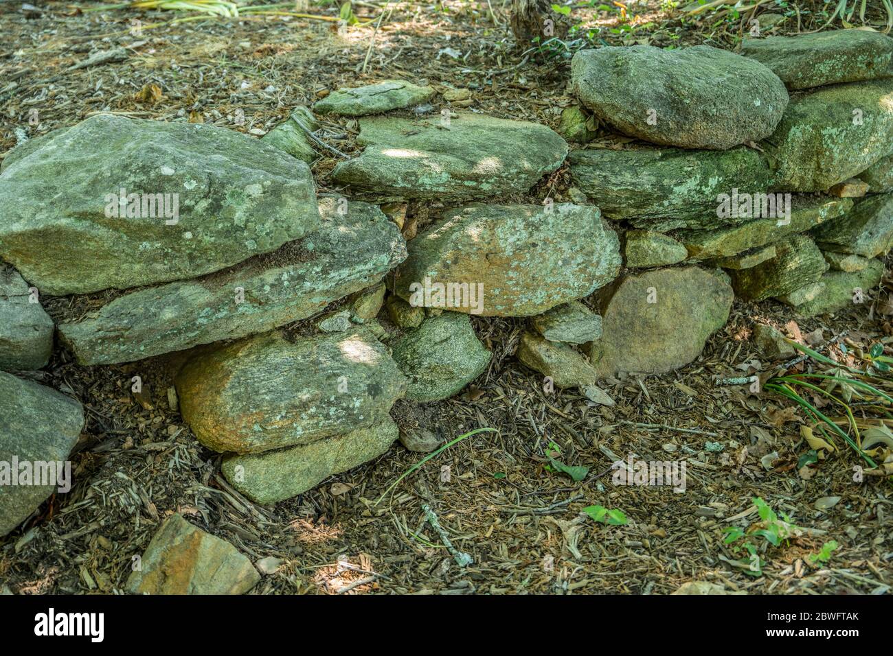 Vue rapprochée de la pierre et du mur de roche empilés et secs ...