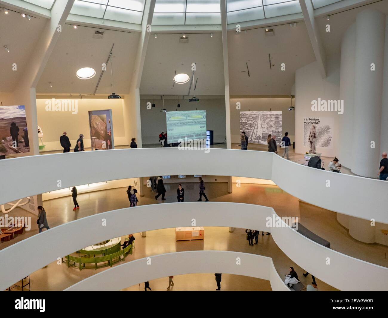 Spiral Ramp At Guggenheim Museum Banque d'image et photos - Alamy