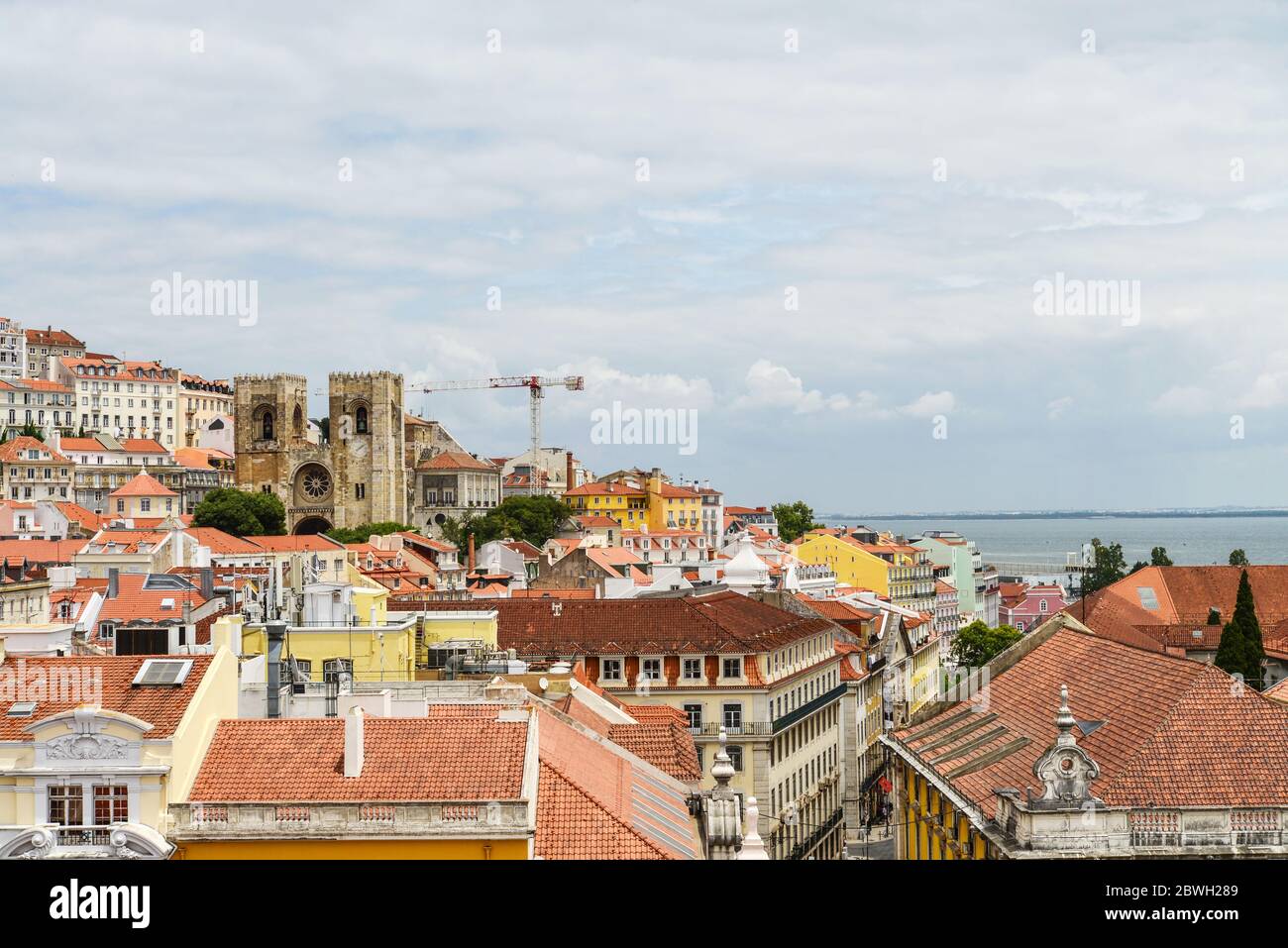 Vue aérienne du centre-ville de Lisbonne avec la célèbre cathédrale se ...