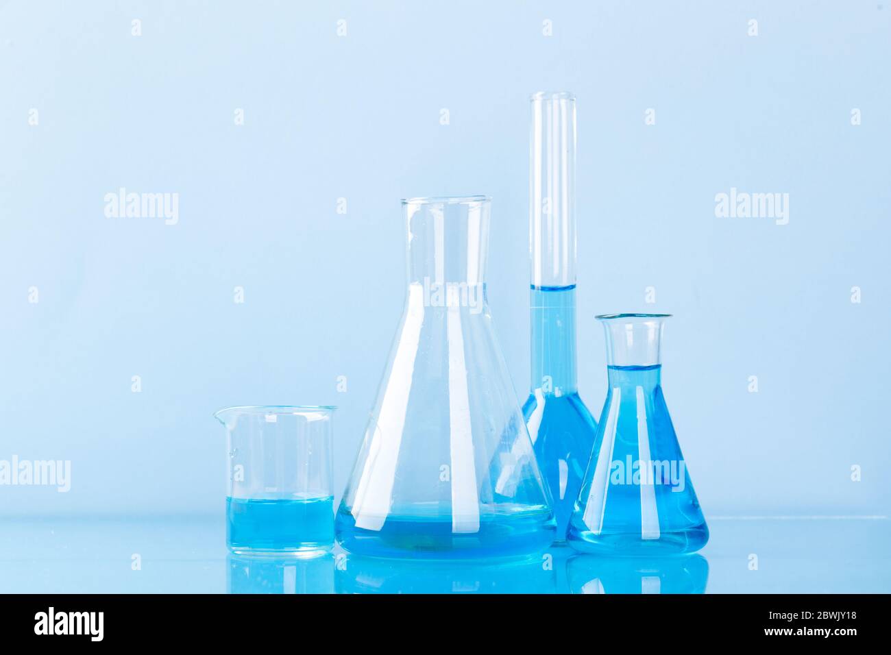 Verrerie de laboratoire avec pipette et tubes à essai. Équipement de ...