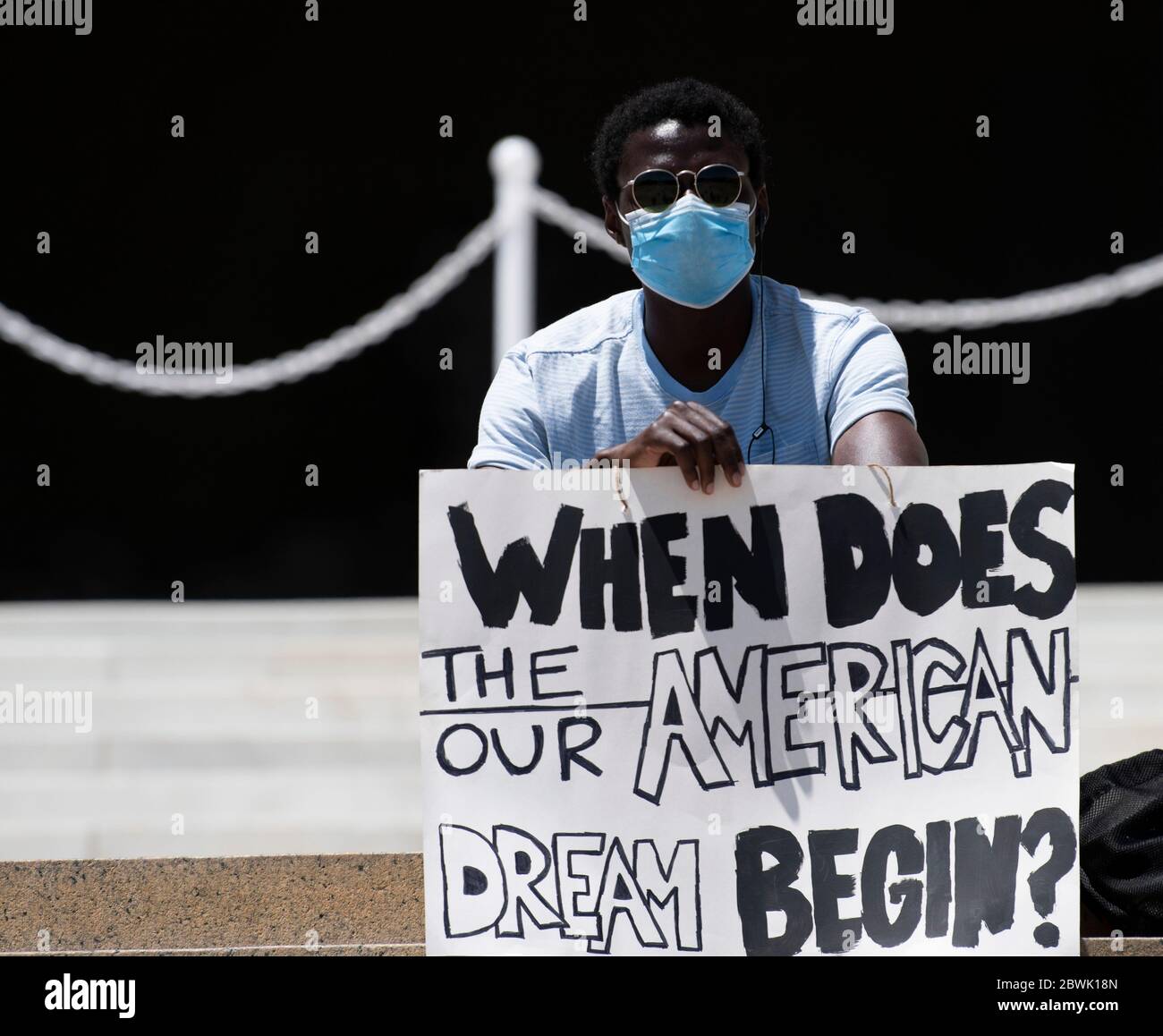 Washington, États-Unis. 1er juin 2020. Un manifestant se trouve devant ...