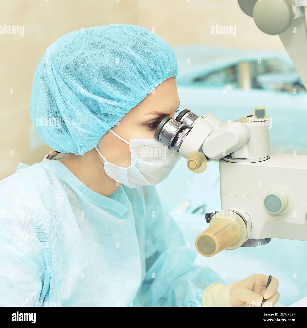 Fonctionnement au microscope laser ophtalmologique. Médecin en clinique ...