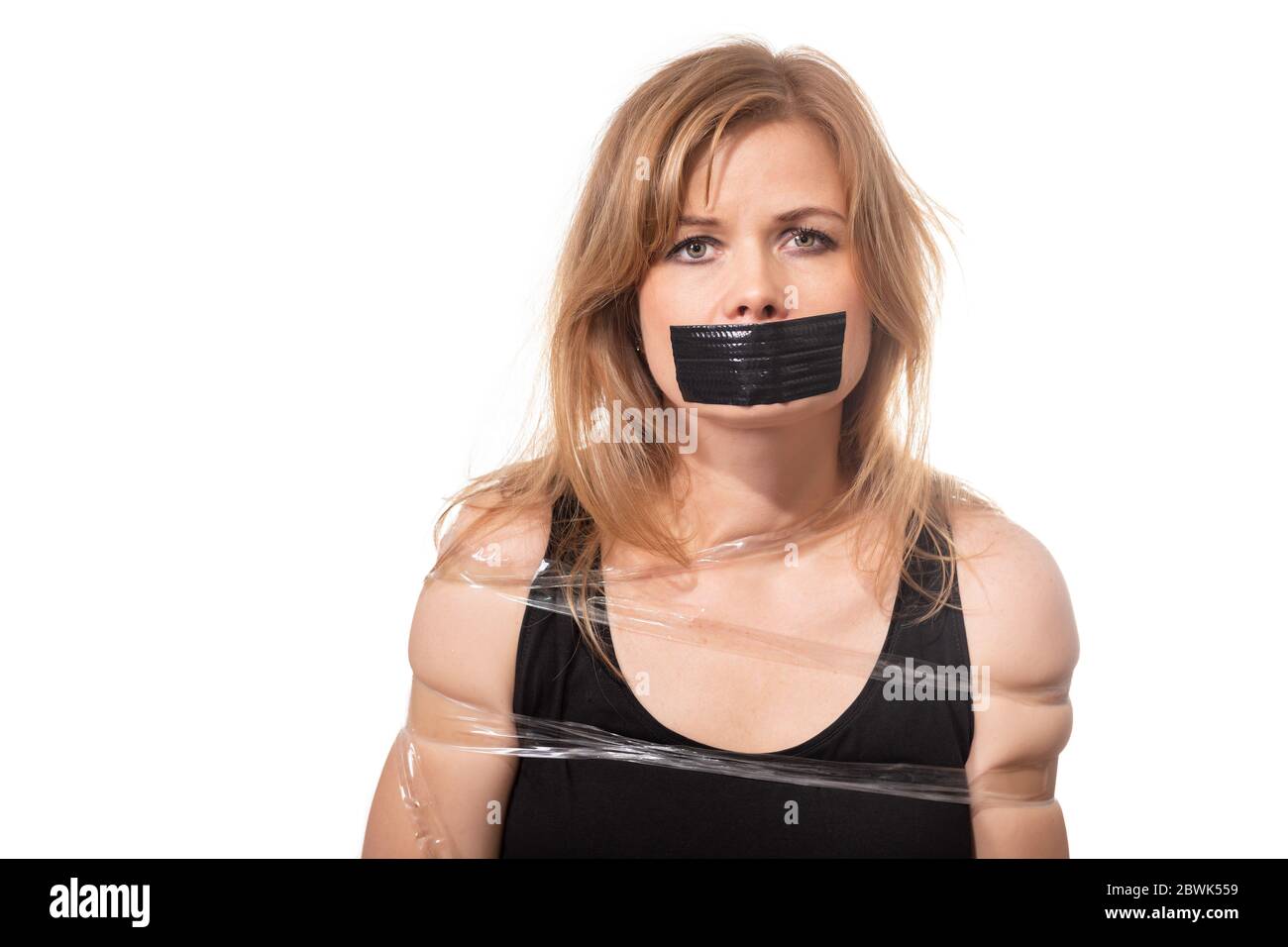 Femme attachée chaise Banque de photographies et d’images à haute résolution - Alamy