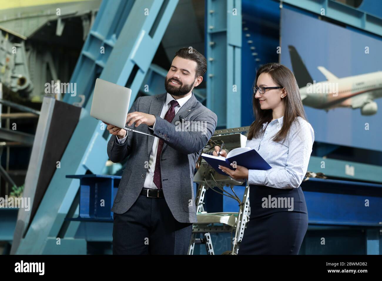 Portrait d'un homme d'affaires solide avec son secrétaire tenant un ...