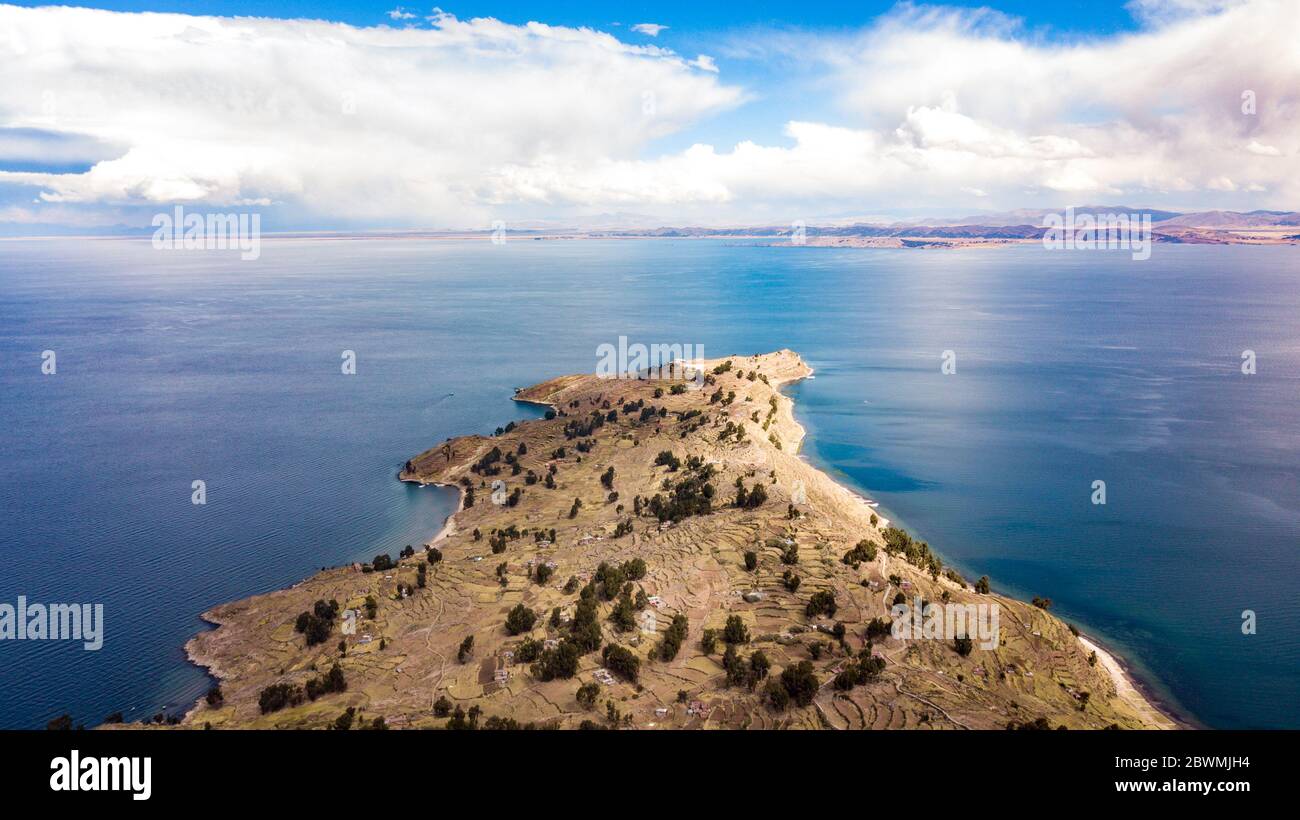 Vue aérienne sur les pentes en terrasse de l'île Taquile sur le lac ...