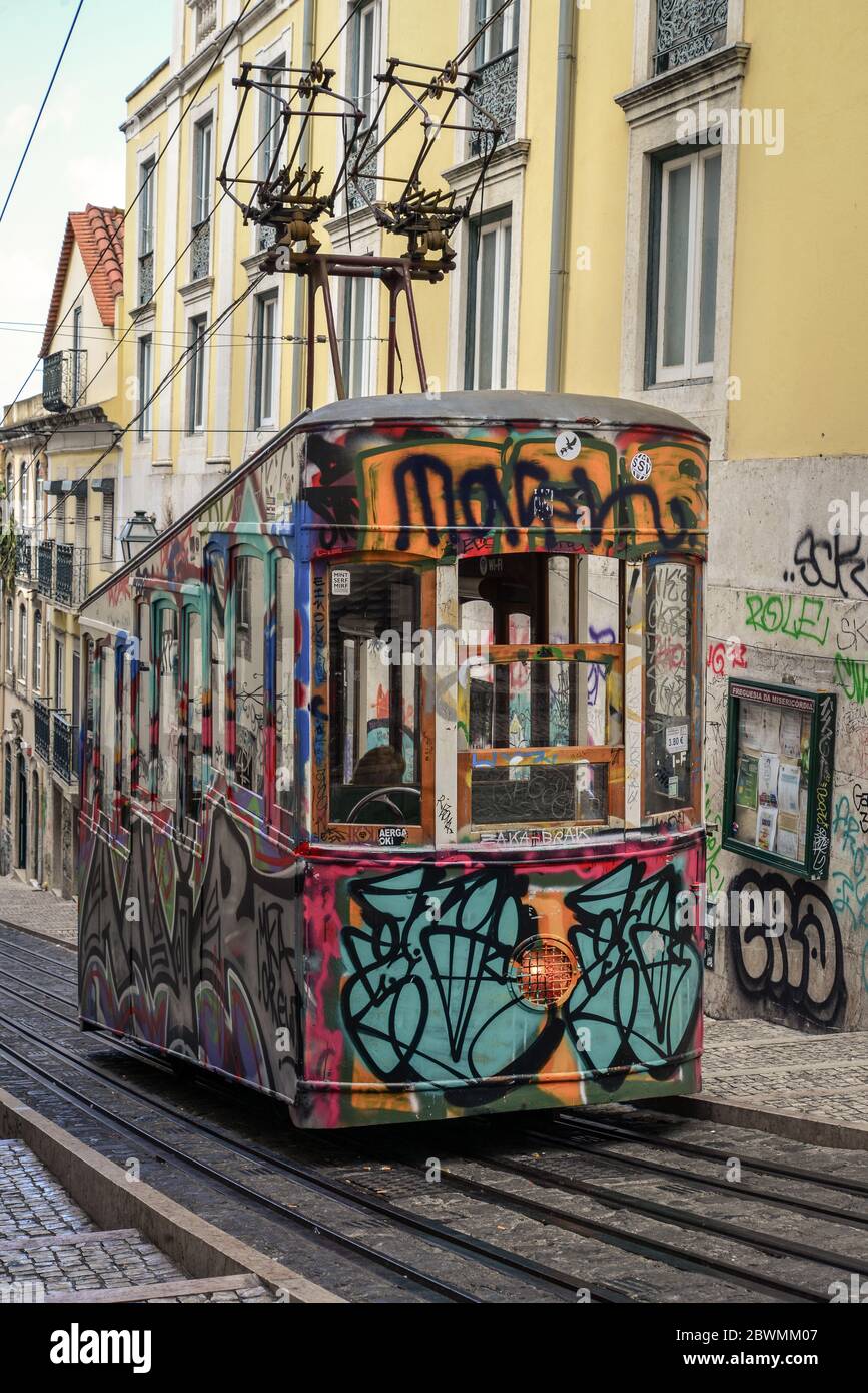 Ascenseur da bica dans le quartier du chiado Banque de photographies et ...