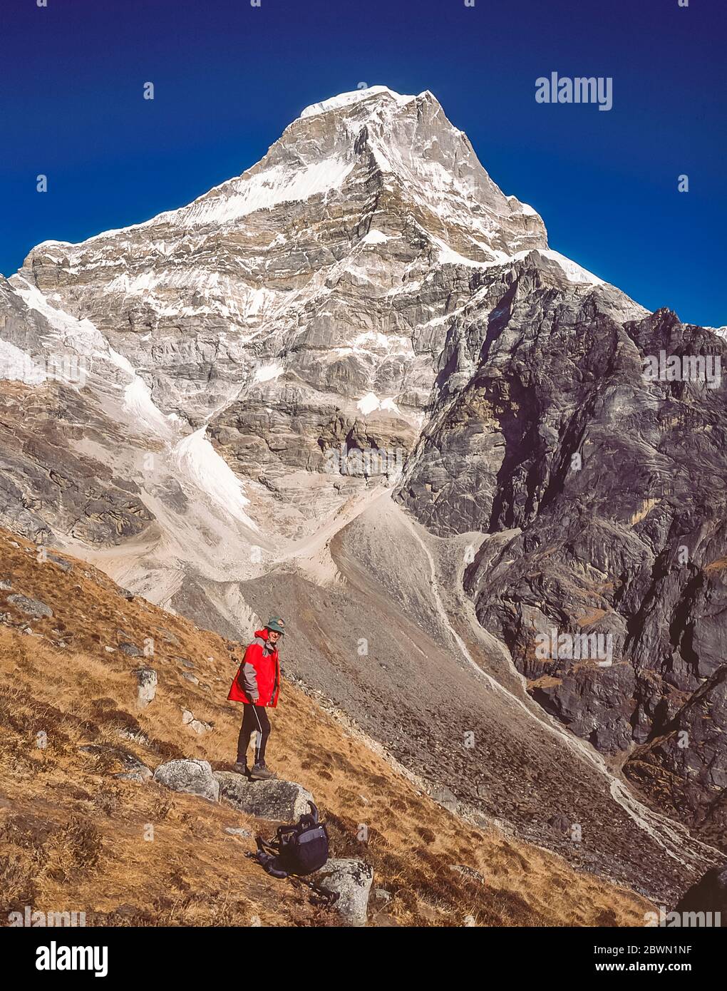 Népal. Partez à Mera Peak. Sentier de randonnée au-dessus de la vallée ...