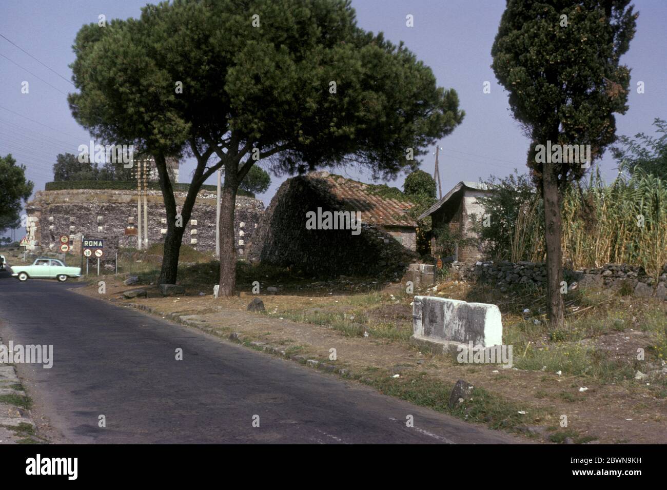 La route romaine la voie Appienne, illustrée en 1966 dans Rome, Italie ...