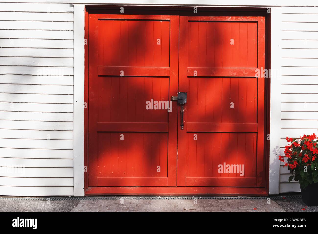 Porte rouge vif Banque de photographies et d’images à haute résolution ...