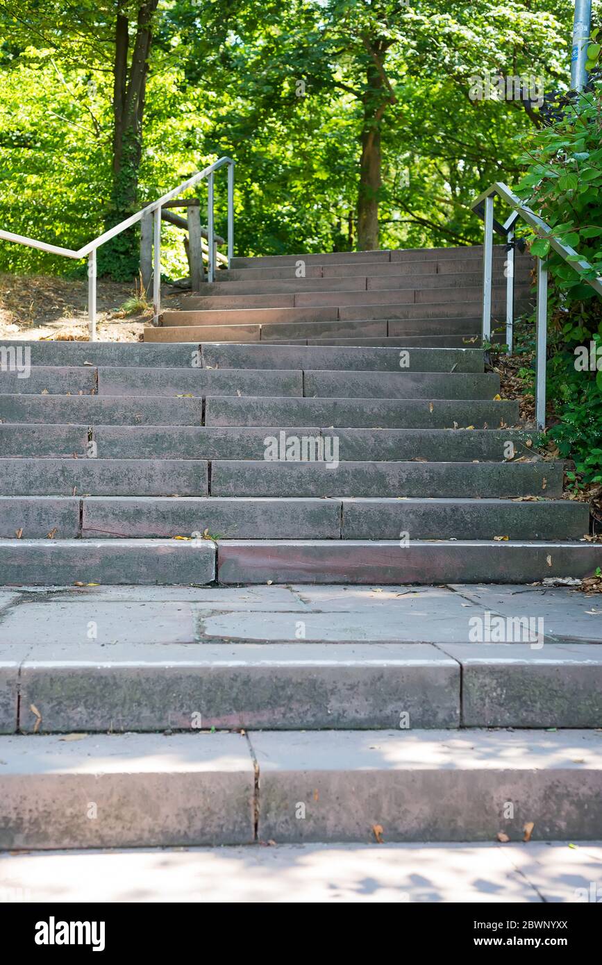 Escaliers extérieurs en perspective. L'été dans le parc et les ...