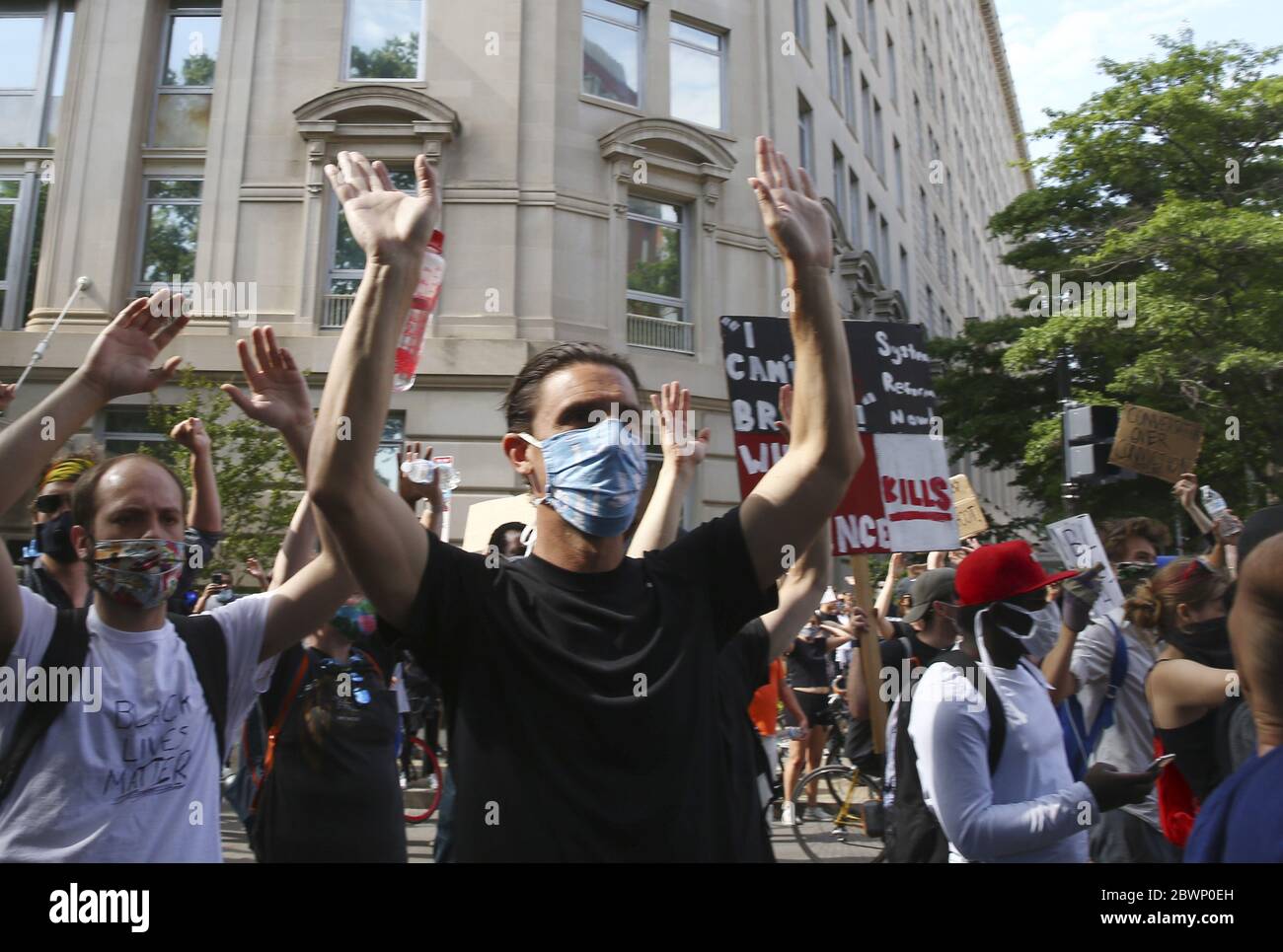 Washington, États-Unis. 02 juin 2020. Des manifestants protestant ...