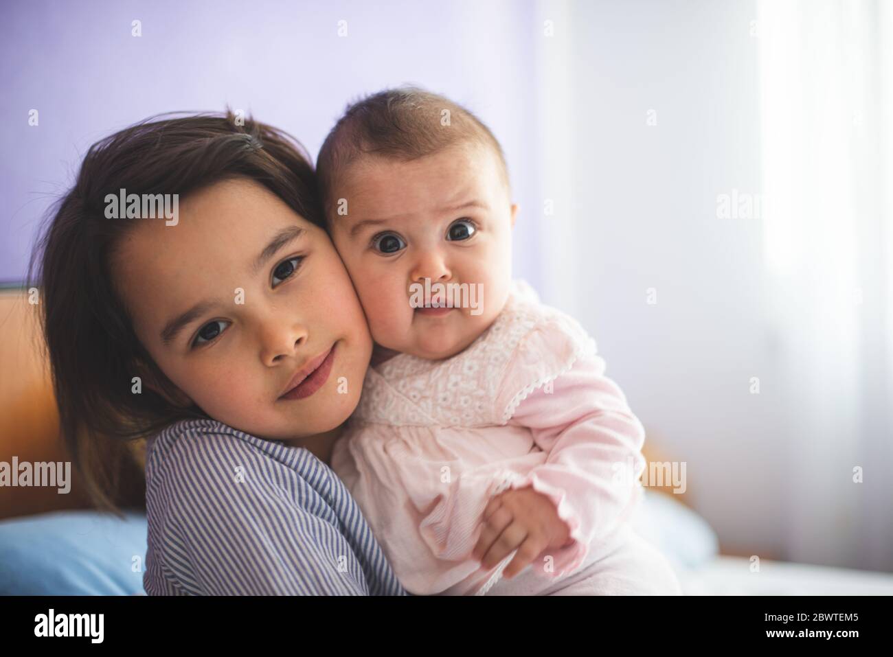 Petite soeur Banque de photographies et d’images à haute résolution - Alamy