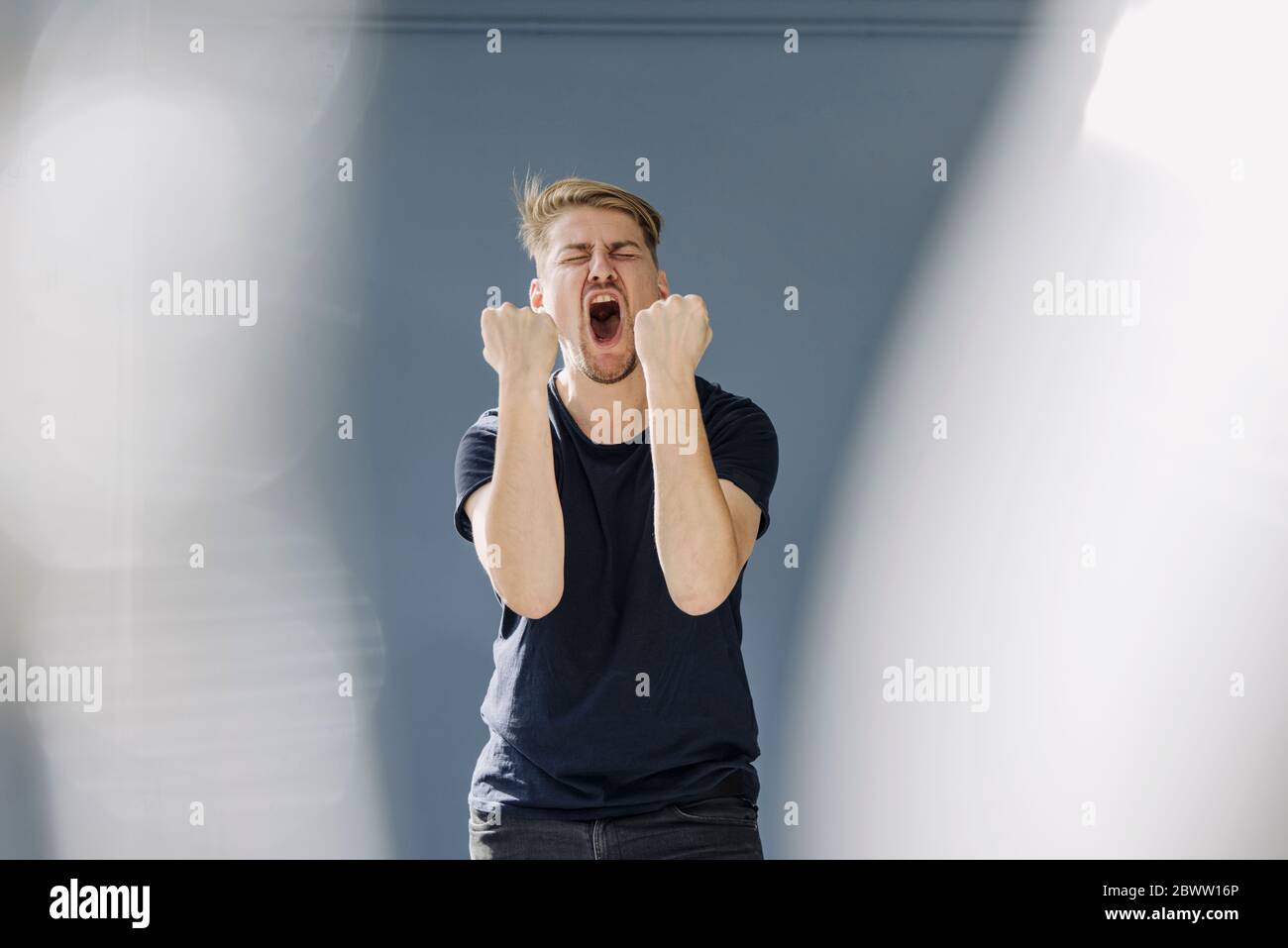 Homme de face debout qui crie Banque de photographies et d’images à ...