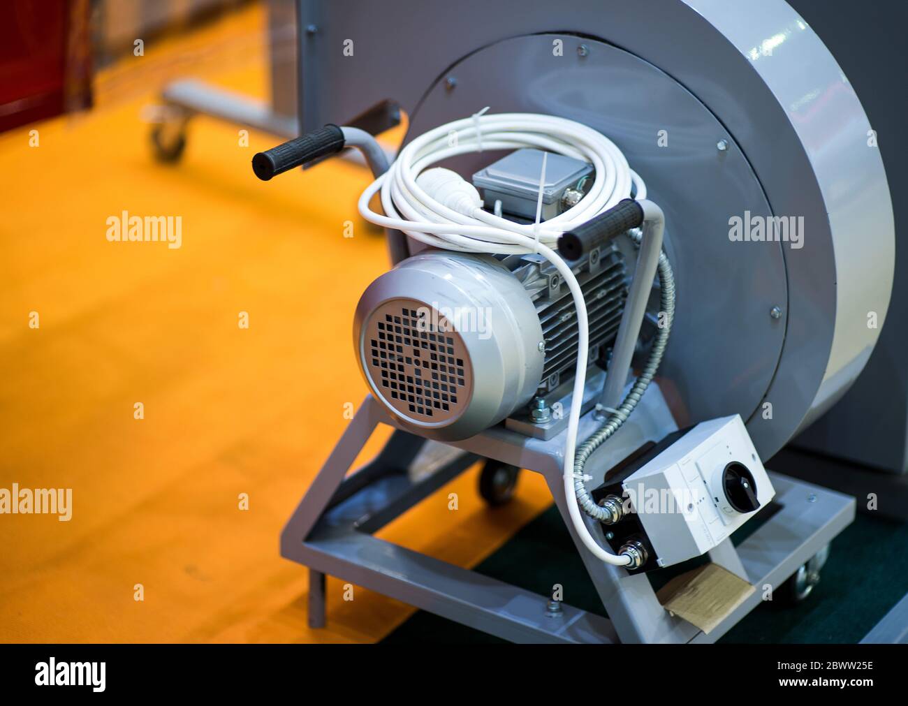 Machines industrielles de pompe hydraulique bleue, arrière-plan flou ...