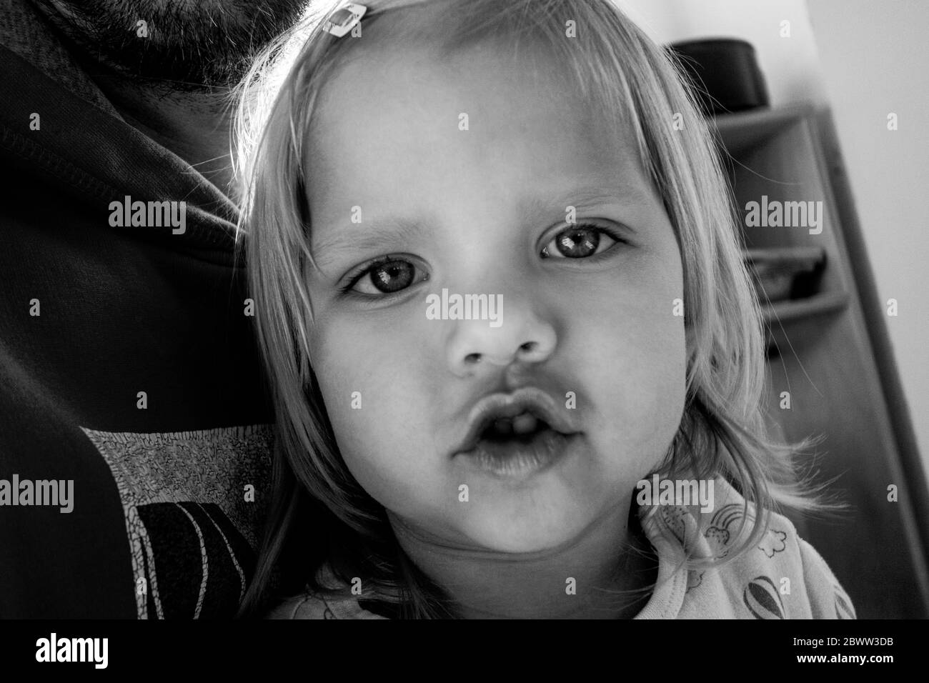 Petite fille mignonne Banque d'images noir et blanc - Alamy