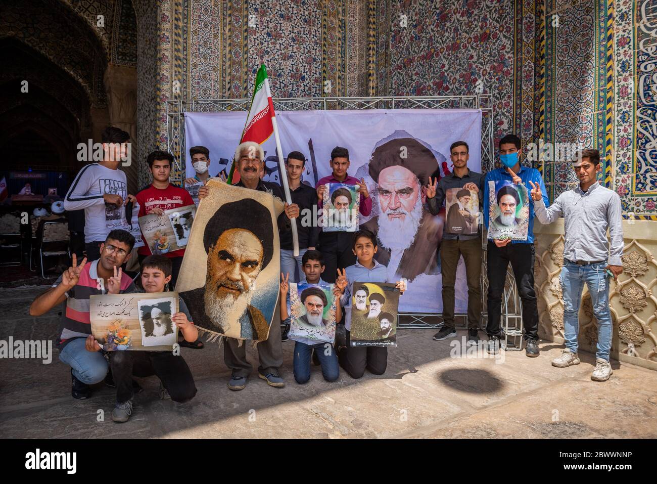Un groupe de peuples iraniens pose pour la photographie en tenant les ... Un groupe de peuples iraniens pose pour la photographie en tenant les ...