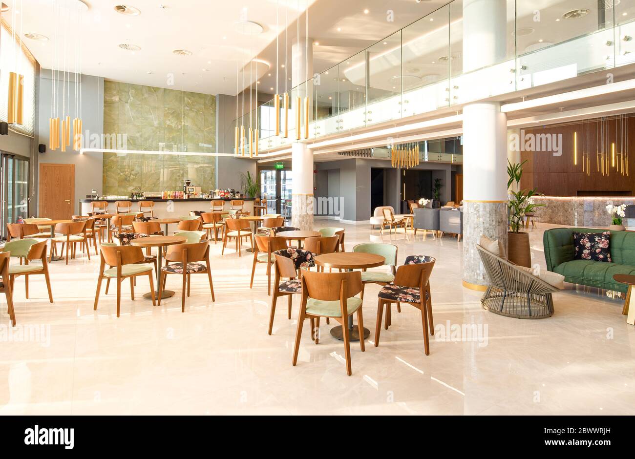 Décoration en bois clair et carrelage en marbre dans un café moderne ...