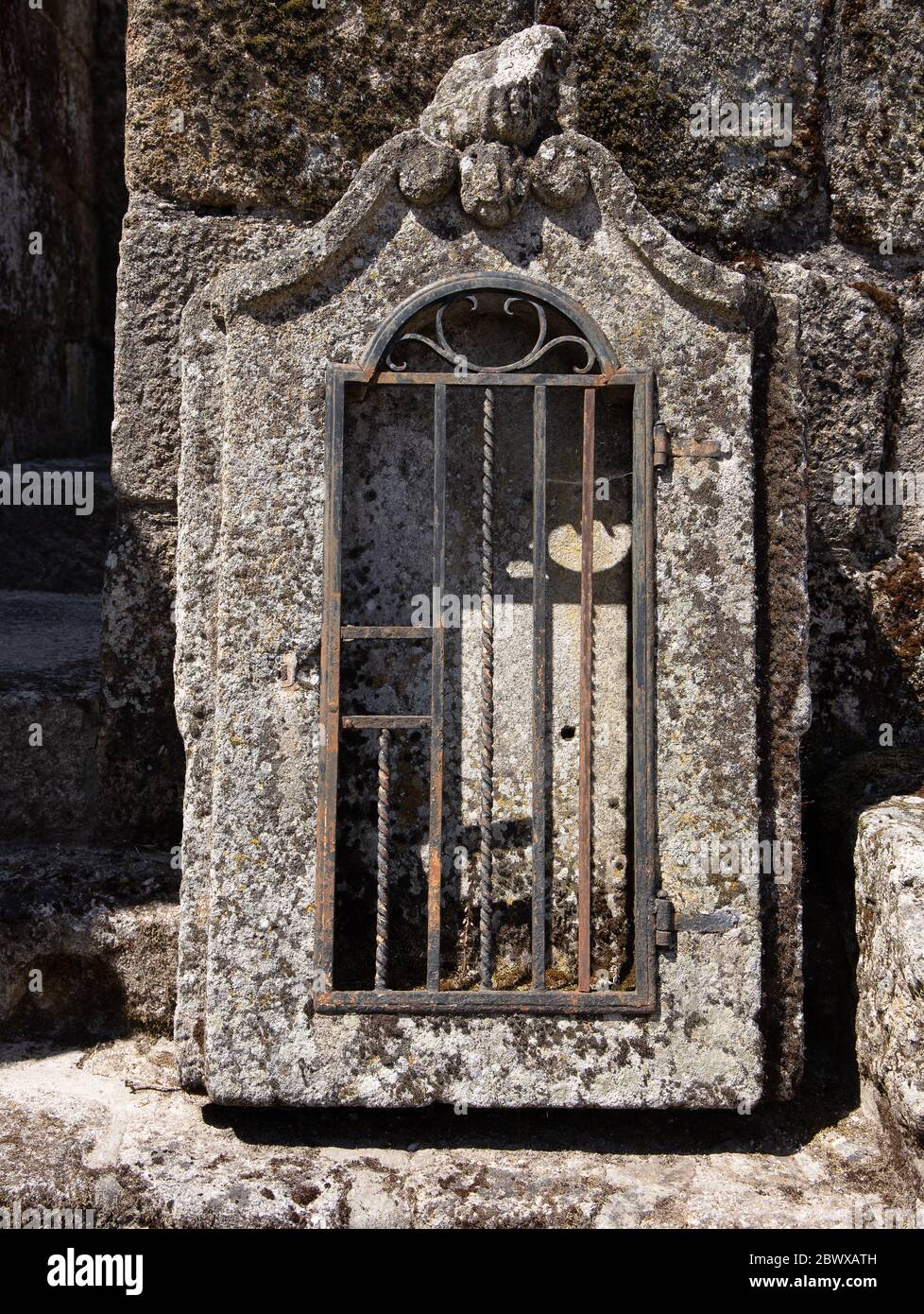 Ancienne porte en métal râpé et en pierre dans l'ancien bâtiment Lomego ...