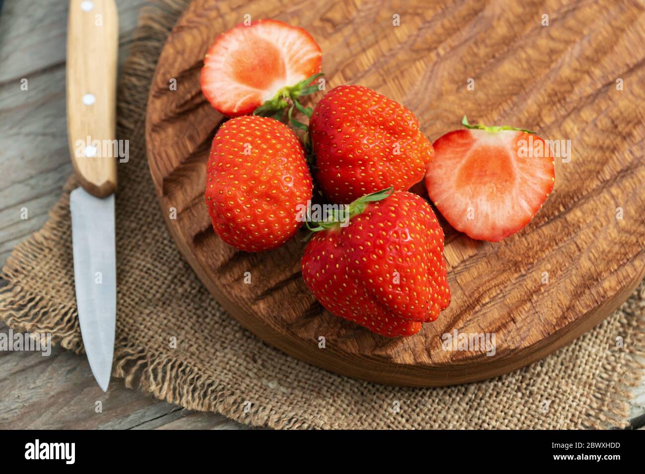 Gros plan de la fraise entière et couper la fraise rouge fraîche sur la ...