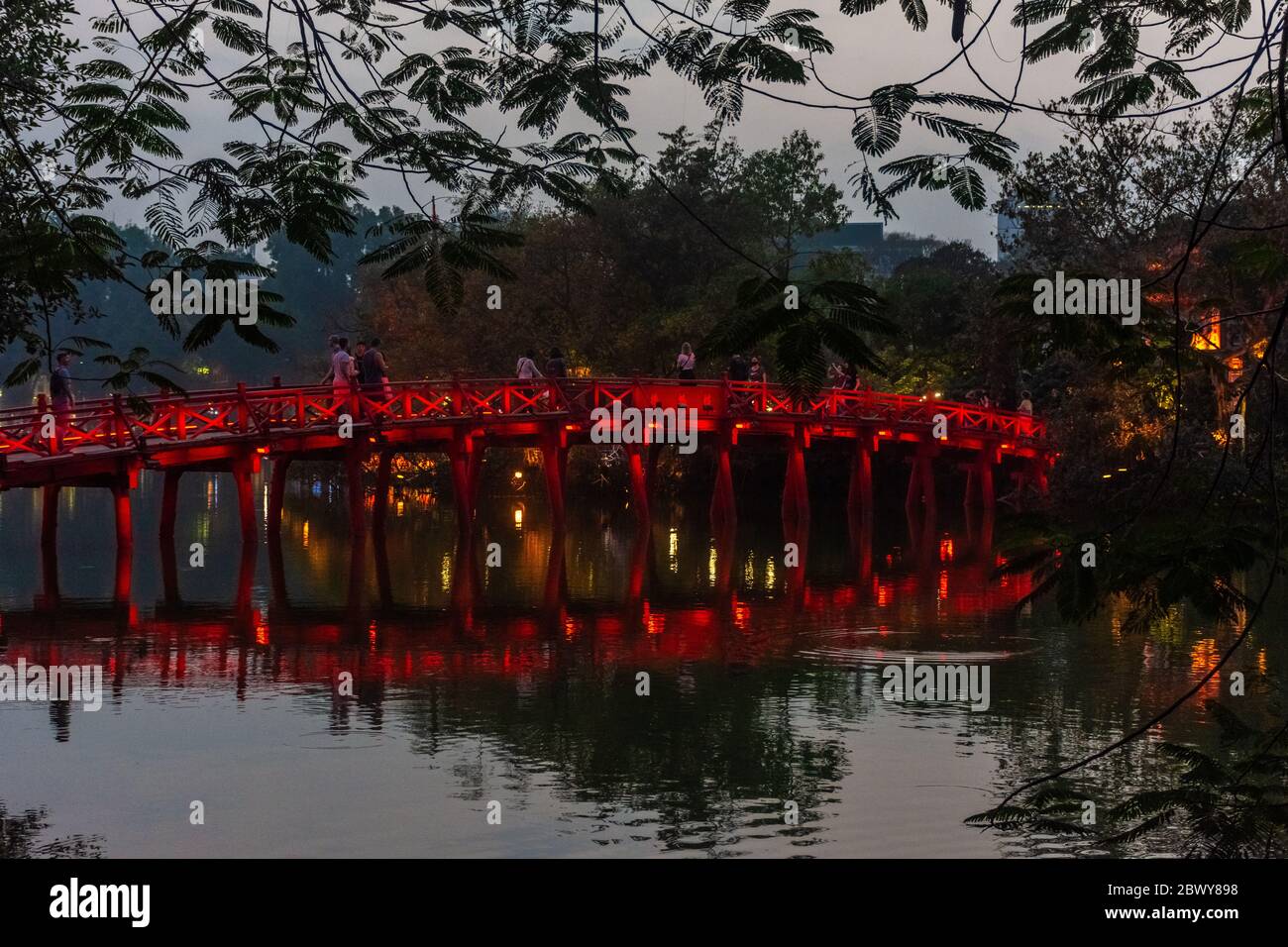 HANOÏ, VIETNAM, 4 JANVIER 2020 : le pont rouge du lac Hoan Kiem, ou lac ...