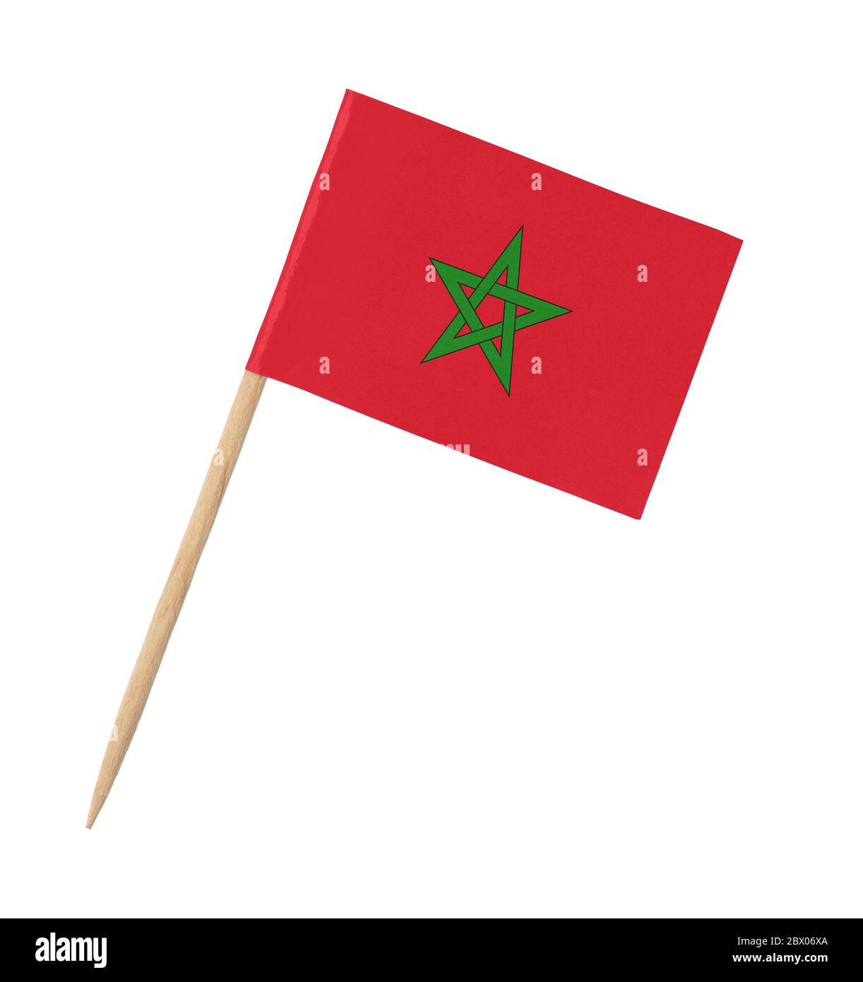 Petit drapeau marocain en papier sur bâton de bois, isolé sur blanc ...