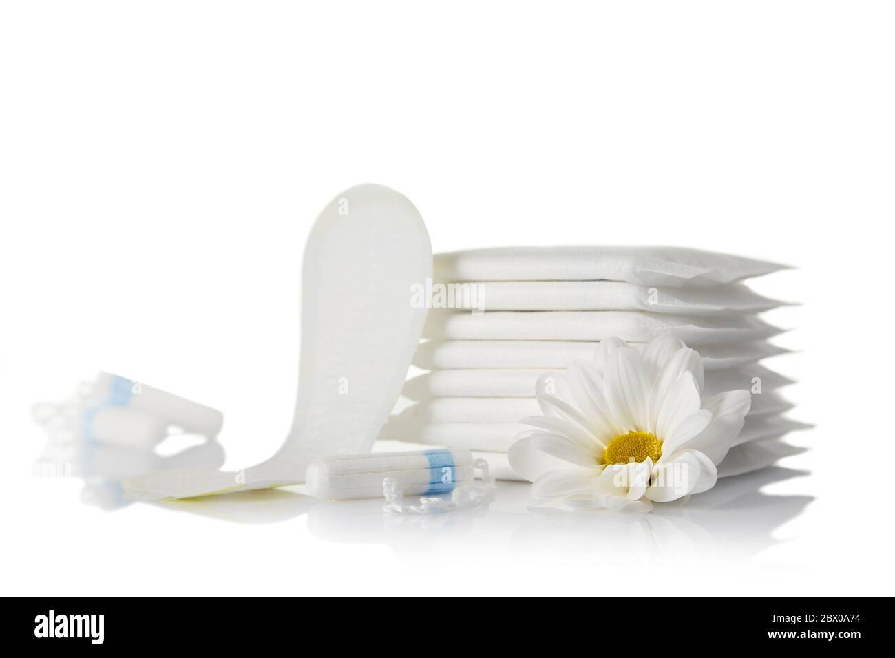 tampons hygiéniques menstruels et tampons de coton sur fond blanc ...