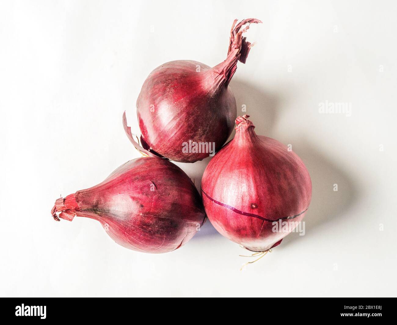 Oignons rouges sur fond blanc Banque de photographies et d’images à ...
