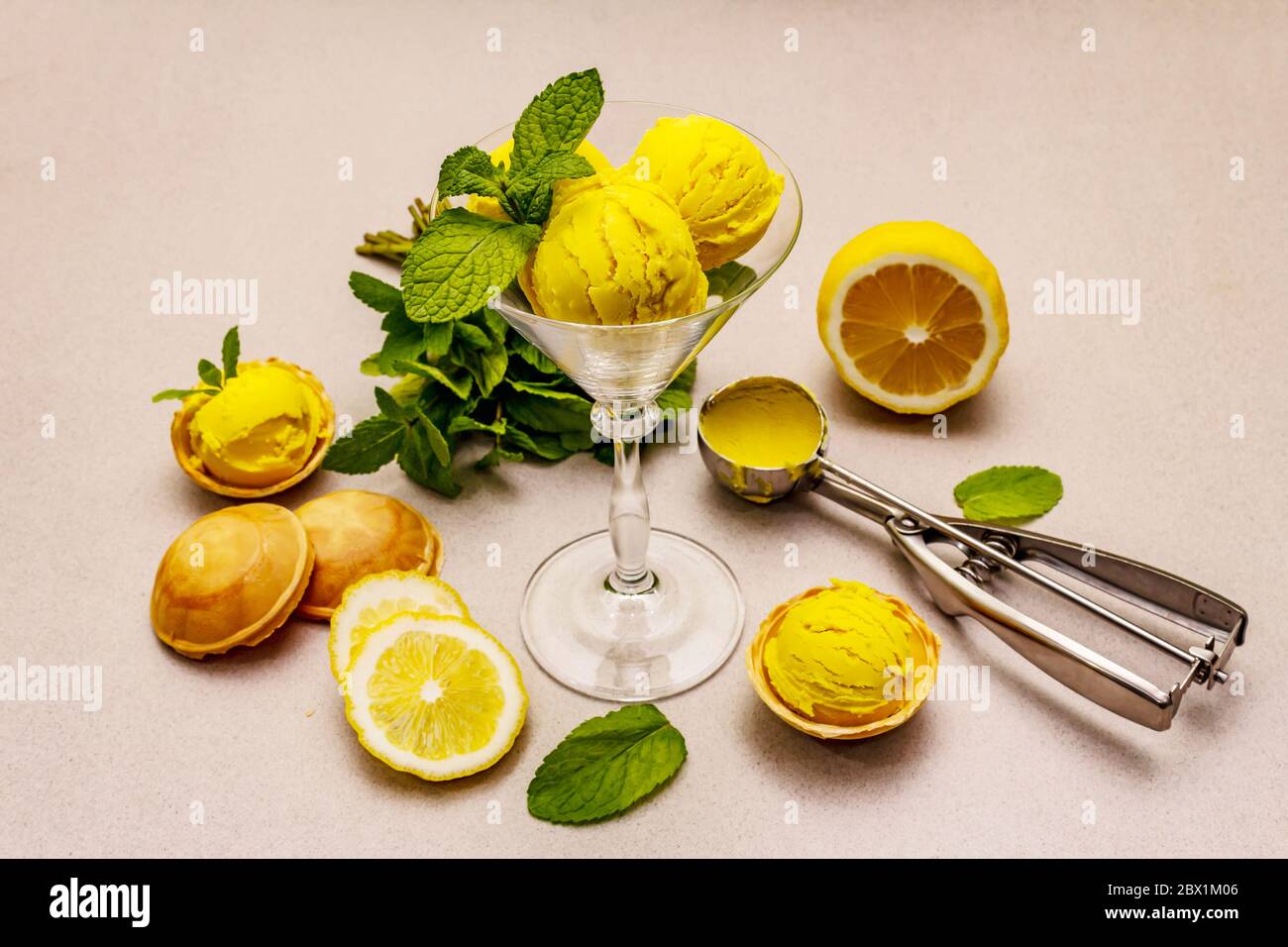 Crème glacée au citron et à la menthe. Dessert d'été rafraîchissant ...