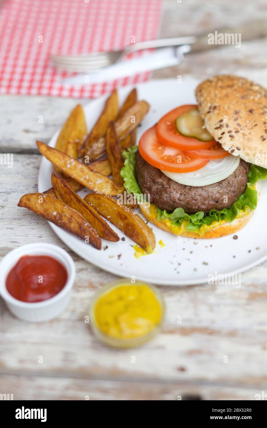 Burger classique Banque de photographies et d’images à haute résolution ...