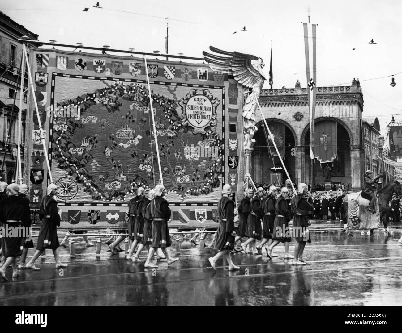 1938 croix gammée aigle allemand Banque d'images noir et blanc - Alamy
