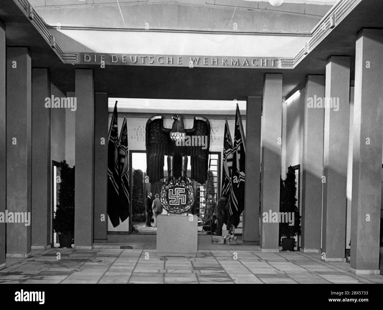 Croix Gammée Nazie Et Aigle Doré Banque d'image et photos - Alamy