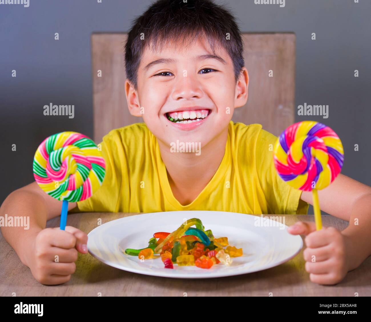 Enfant mangeant des bonbons Banque de photographies et d’images à haute ...