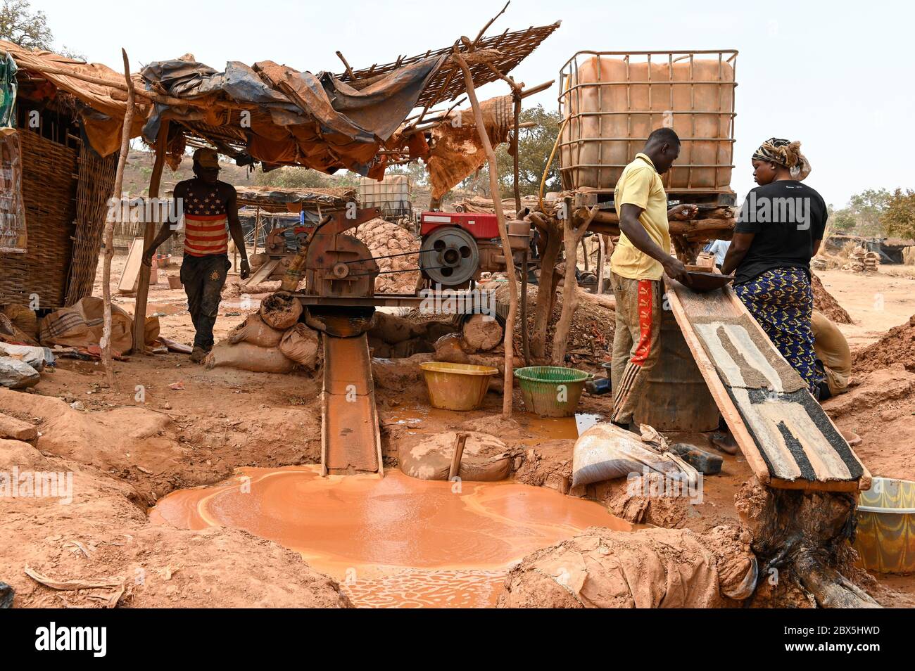 MALI, Kayes, Sadiola, extraction artisanale d'or, panoramique place ...