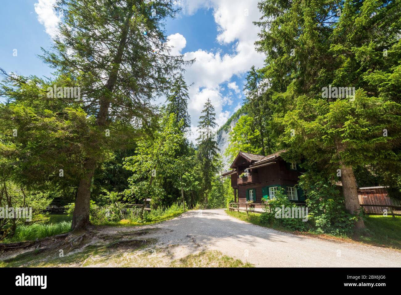 Ancienne loge de forestier en bois au bord du lac légendaire Toplitz ...