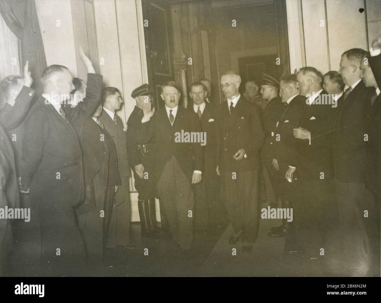 Hitler lit une déclaration du gouvernement Reich. Heinrich Hoffmann ...