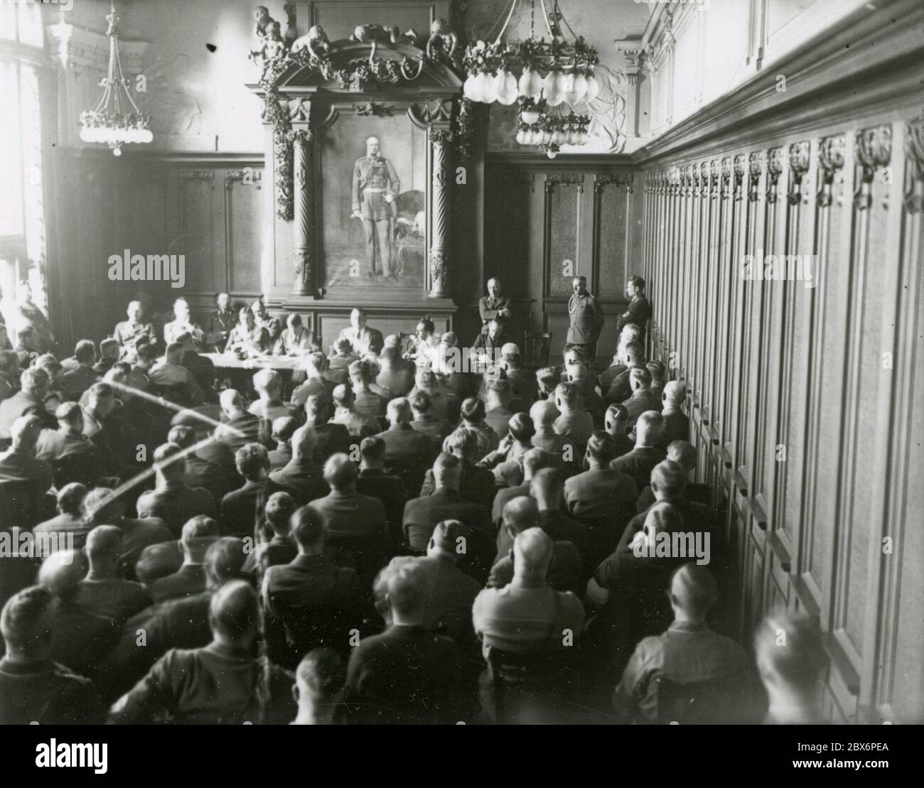 Conférence dans le Preussenhaus - Roehm - Hitler - Goering - Goebbels ...