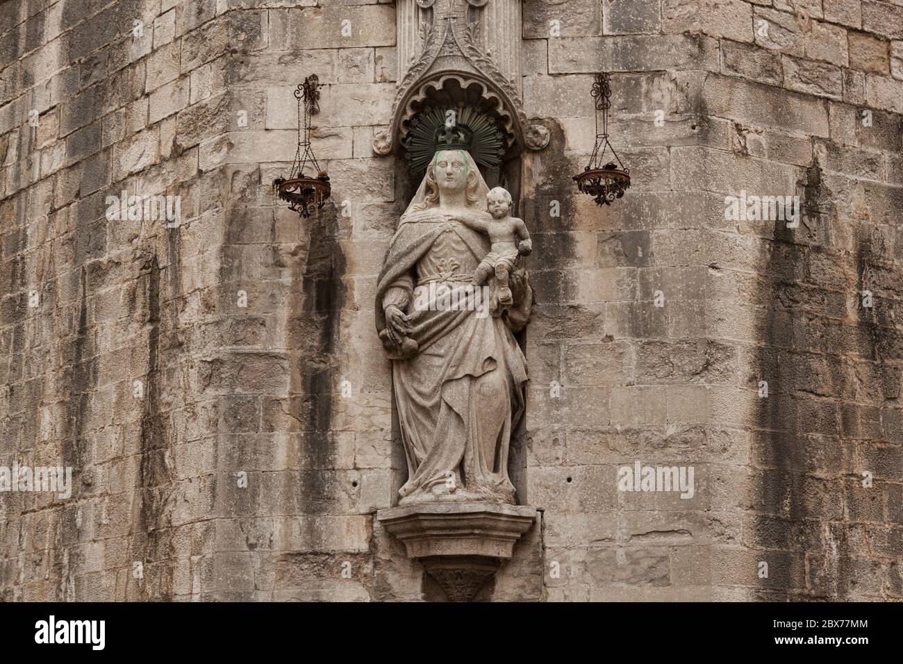 Statue De La Vierge Marie Avec J sus La Cath drale De Sainte Marie statue-de-la-vierge-marie-avec-j-sus-la-cath-drale-de-sainte-marie