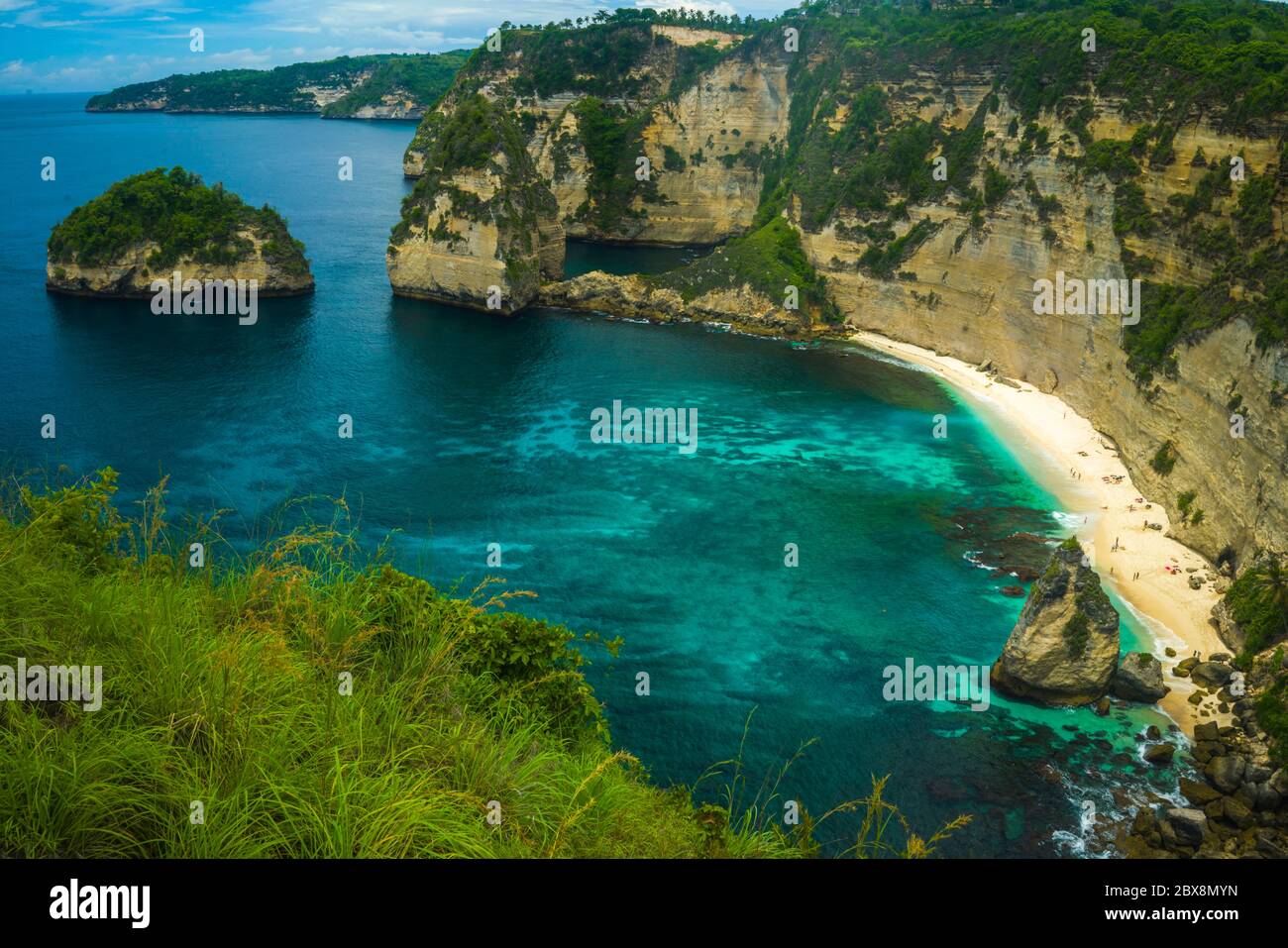 Belle vue aérienne de la plage tropicale paradisiaque et falaise de ...