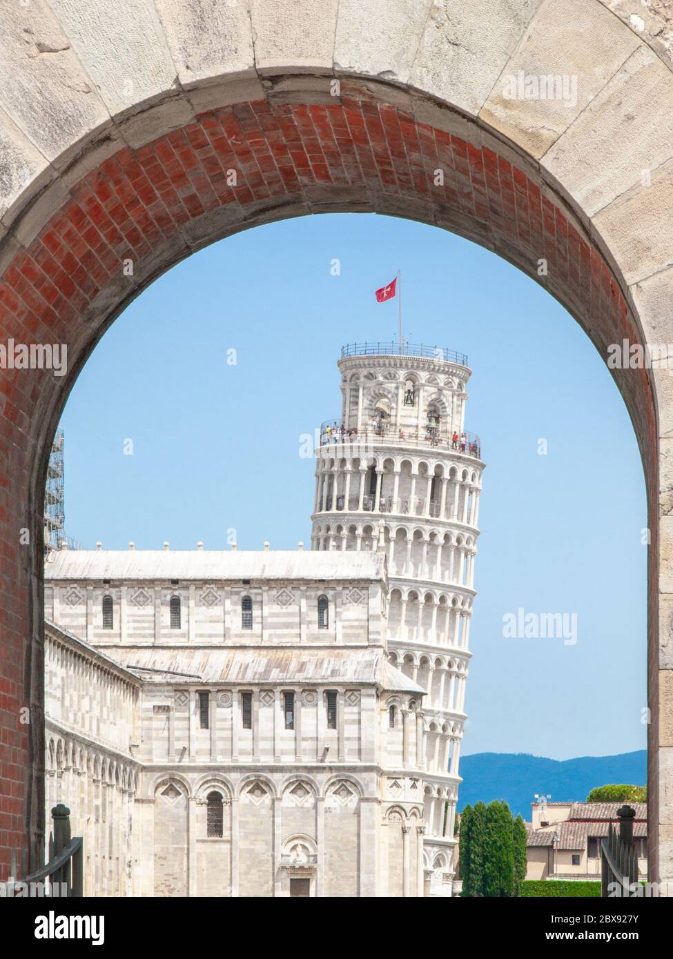 Tour penchée à Pise, Torre pendente di Pise. Vue par l'arche de la ...